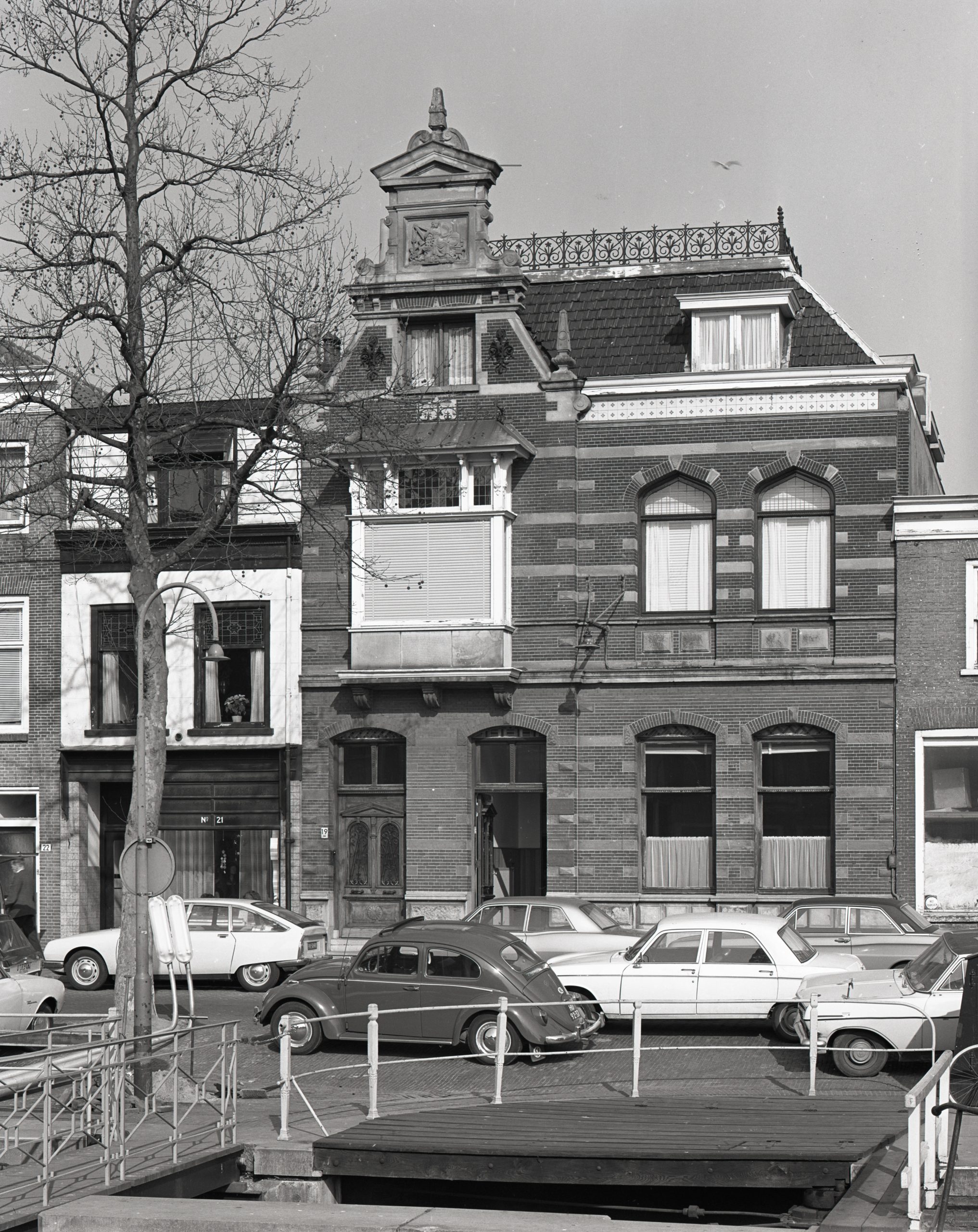 Bemuurde Weerd o.z. 19 – Gevelstenen in Utrecht